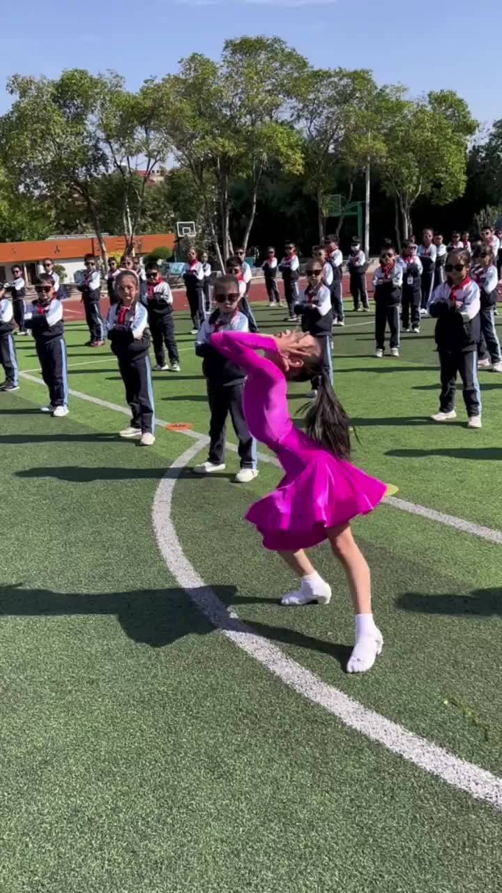 校运动会表演,自信阳光的拉丁女孩,在哪里都是自带光芒