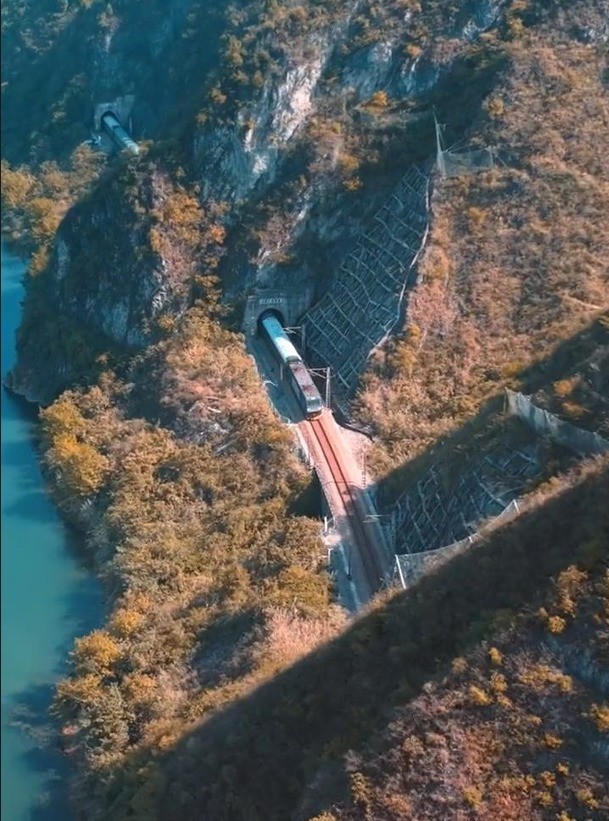 ...人围观的“印度火车”,在湖南张家界!8.5元即可体验火车穿“五连洞”