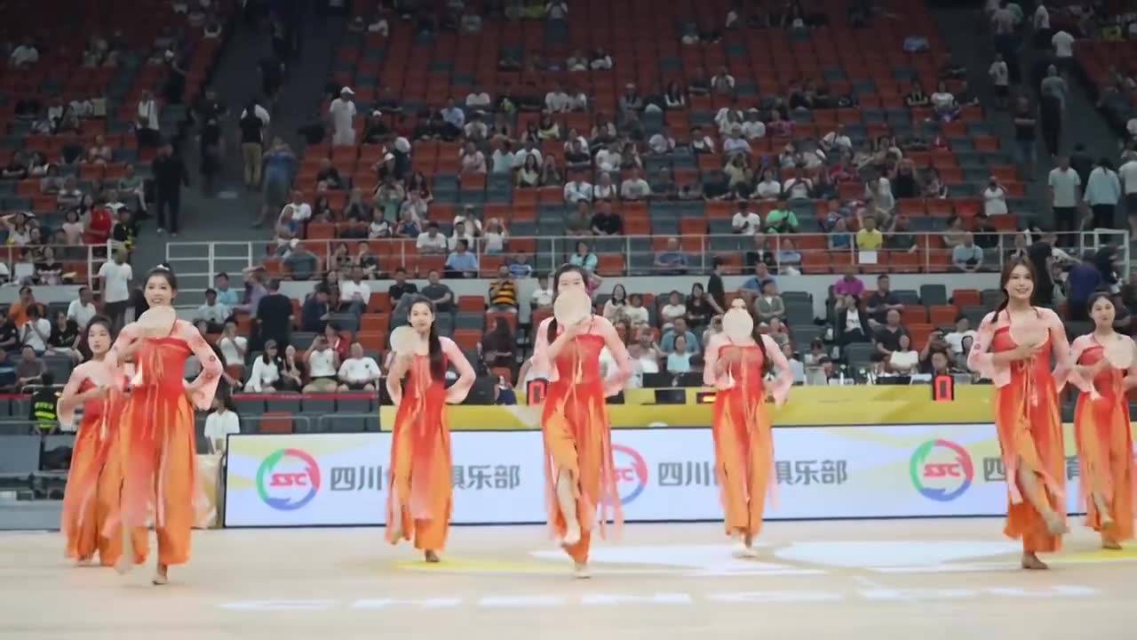 水平比球队高!可爱仙女们下凡了!四川队啦啦队舞蹈视频!