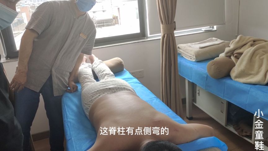 老师用刮痧板简单几步正骨,脊柱侧弯,高低肩,立马就看见效果了