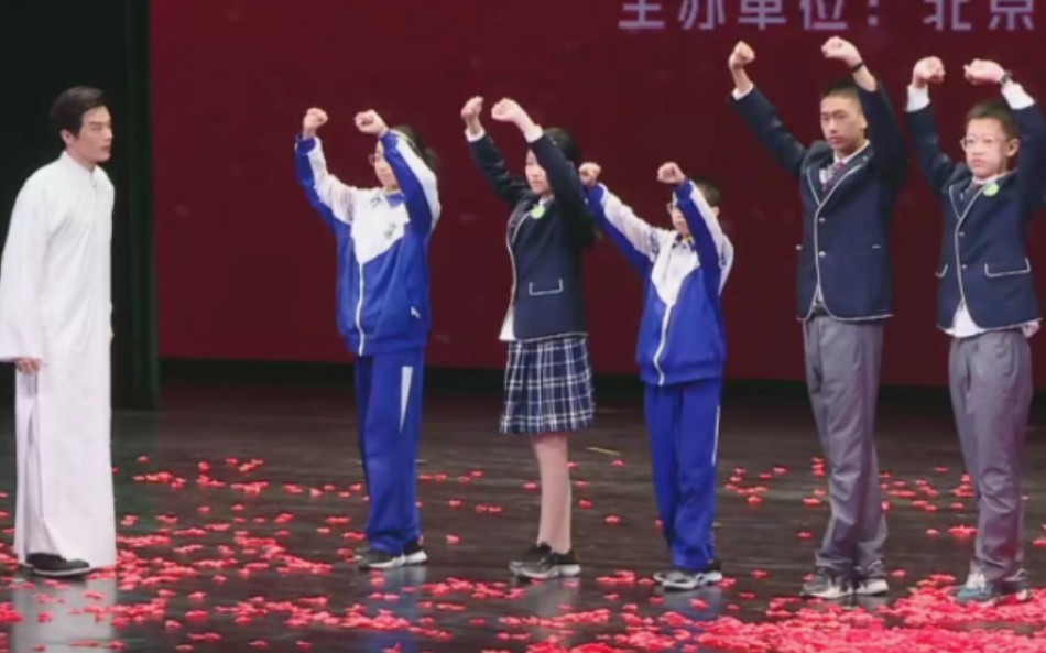 现场互动/教学生京剧动作