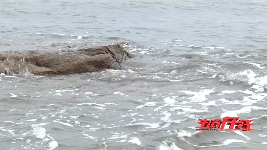 【青岛广电 生活在线出品】男子被困海上浮标 警民联合大营救