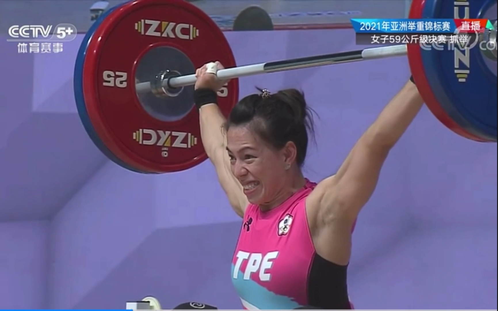 中国台北运动员郭婞淳以110KG的成绩打破女子59KG抓举世界纪录