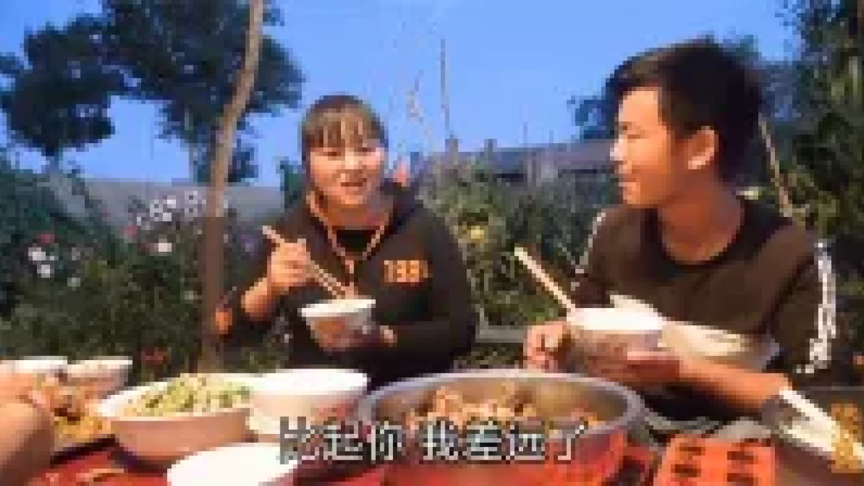 农村霞姐去阿宝家玩,阿宝做了陕北名吃大烩菜招待,几人吃过瘾了