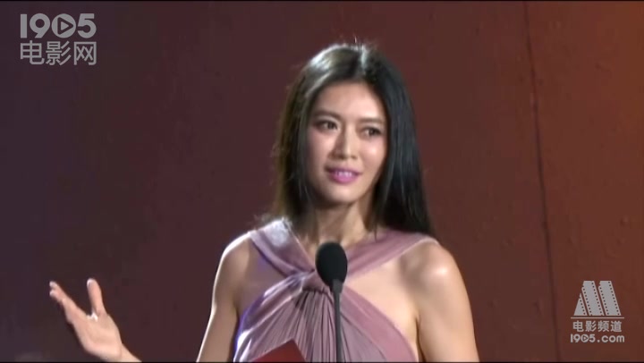 黄晓明勇夺影帝桂冠 登台领奖难掩激动称勿忘初心
