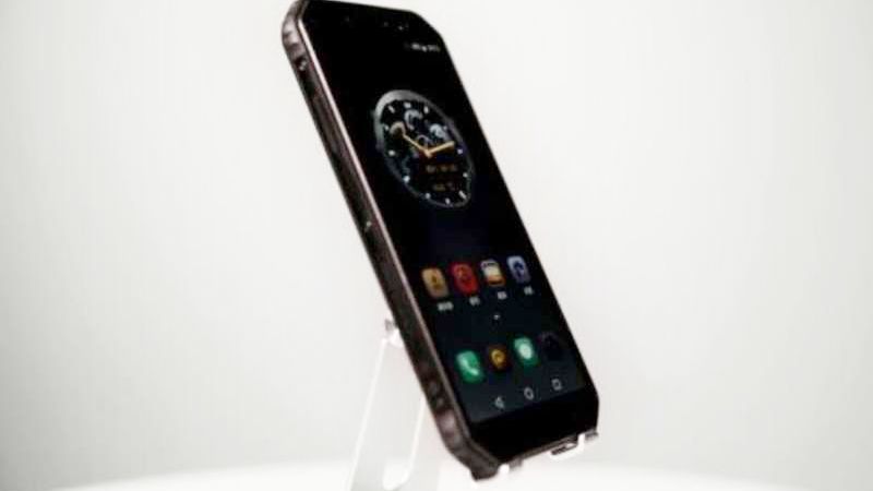 史上最硬核老年机!狂摔不烂还防水,竟然还有广场舞必备小喇叭?