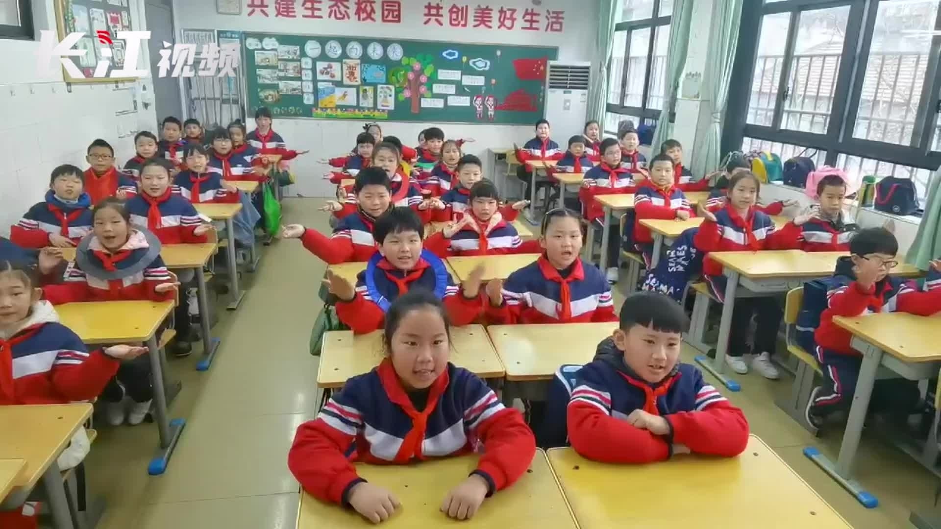 全班齐跳《一起向未来》手势舞