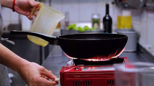 厨房安全警示:这6件危险事千万别做,很多人第一条就中招!