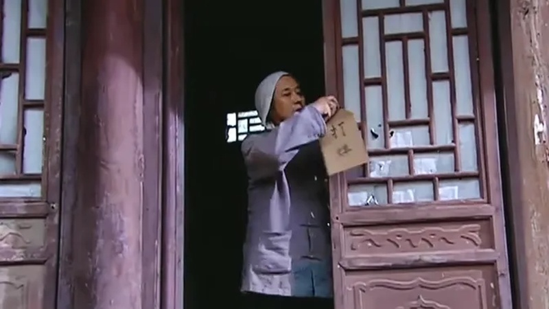 小兵张嘎:嘎子偷袭小鬼子,老乡这一刀太及时了
