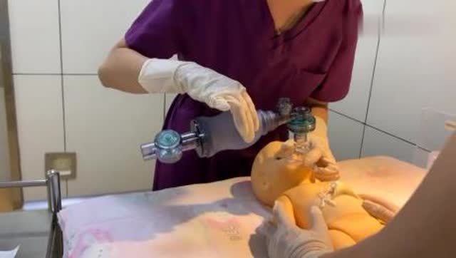 新生儿窒息复苏操作演示