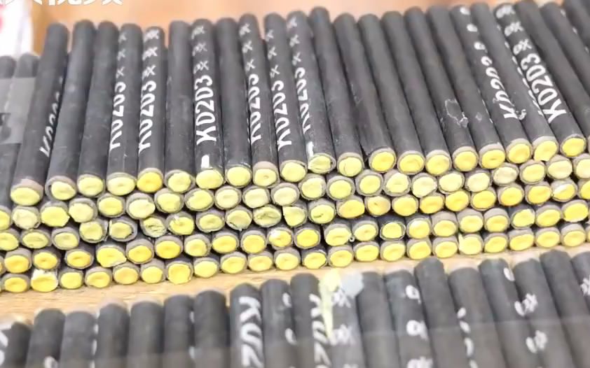 怀念被禁掉的爆竹吗?老外一次性点燃10000枚给你看