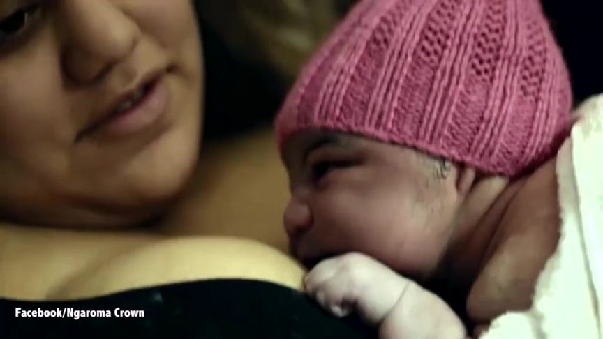 近距离拍摄:孕妇生子全过程,宝宝出生就睁眼,母爱太伟大