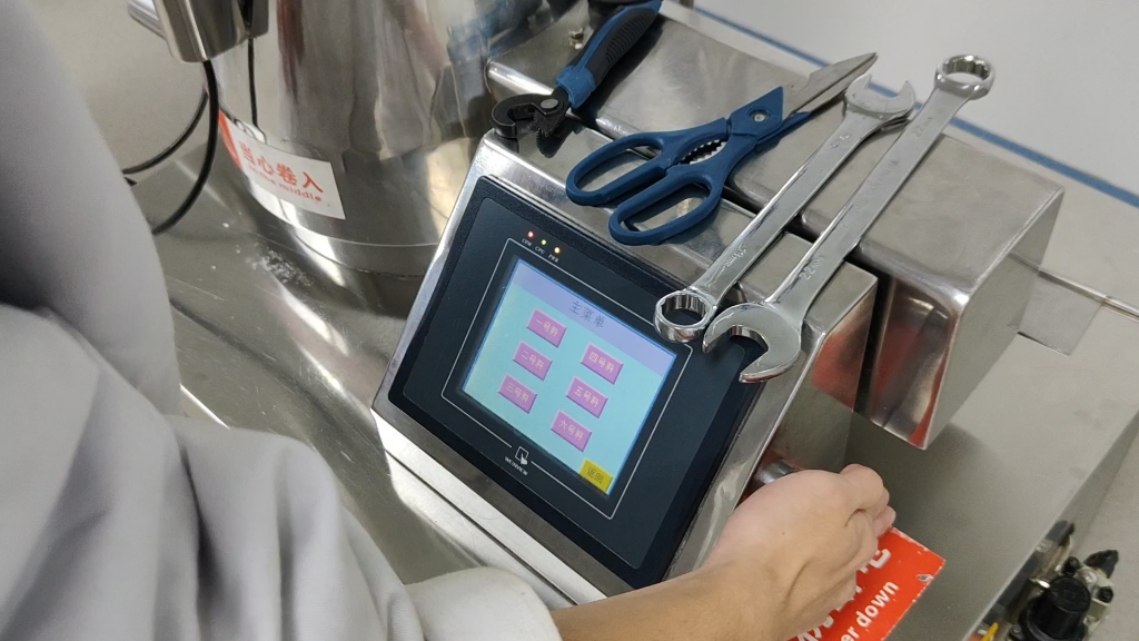 第八小组:陆欣,万代萌。高效湿法制粒机,摇摆颗粒机