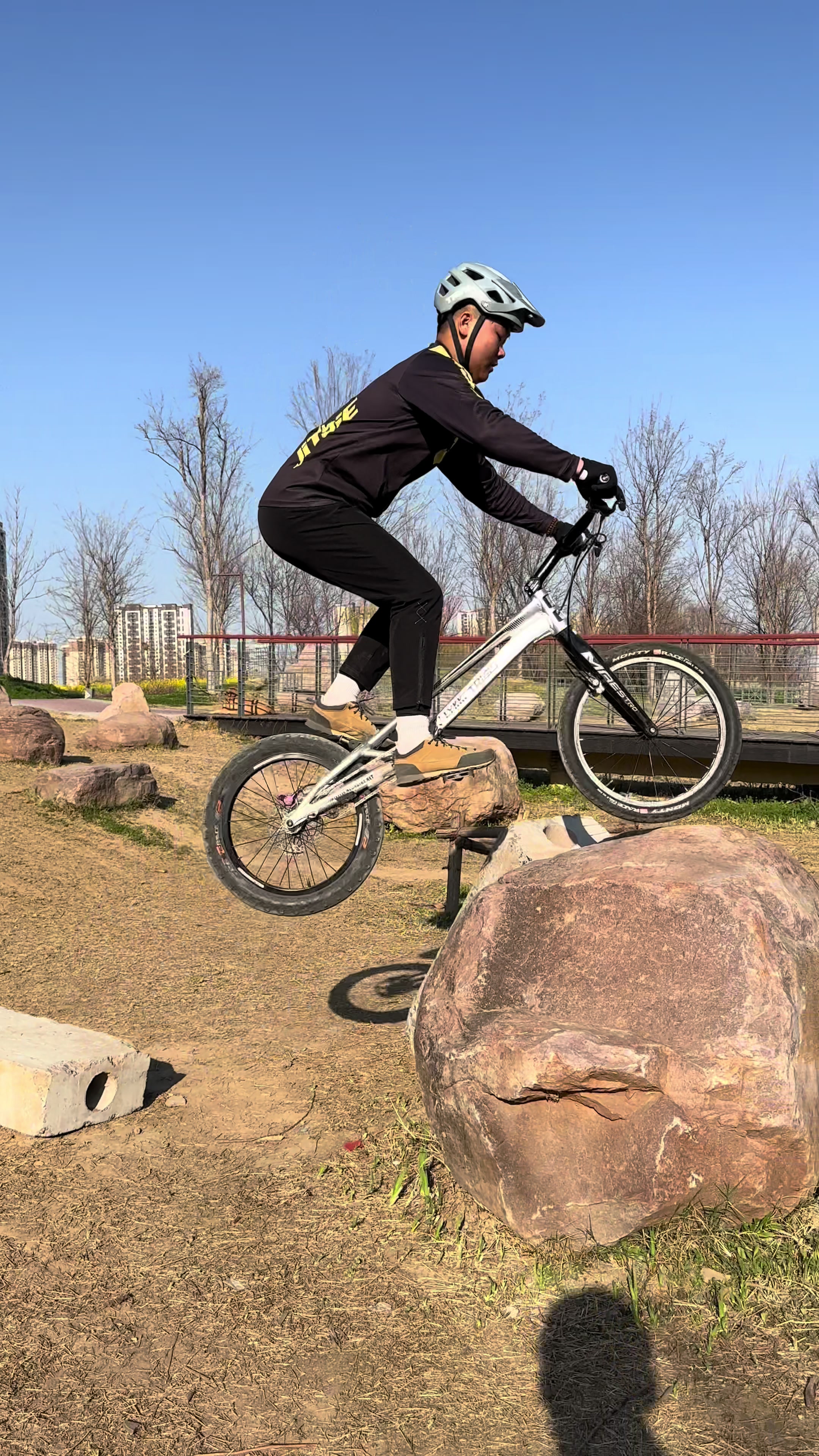 一个小组合#危险动作请勿模仿 #骑行日常 #原创视频 #日常生活