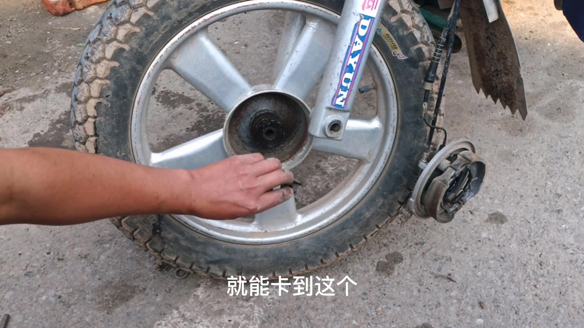 摩托车速度表不会走了该怎么办?师傅教你用工具2分钟就能修好