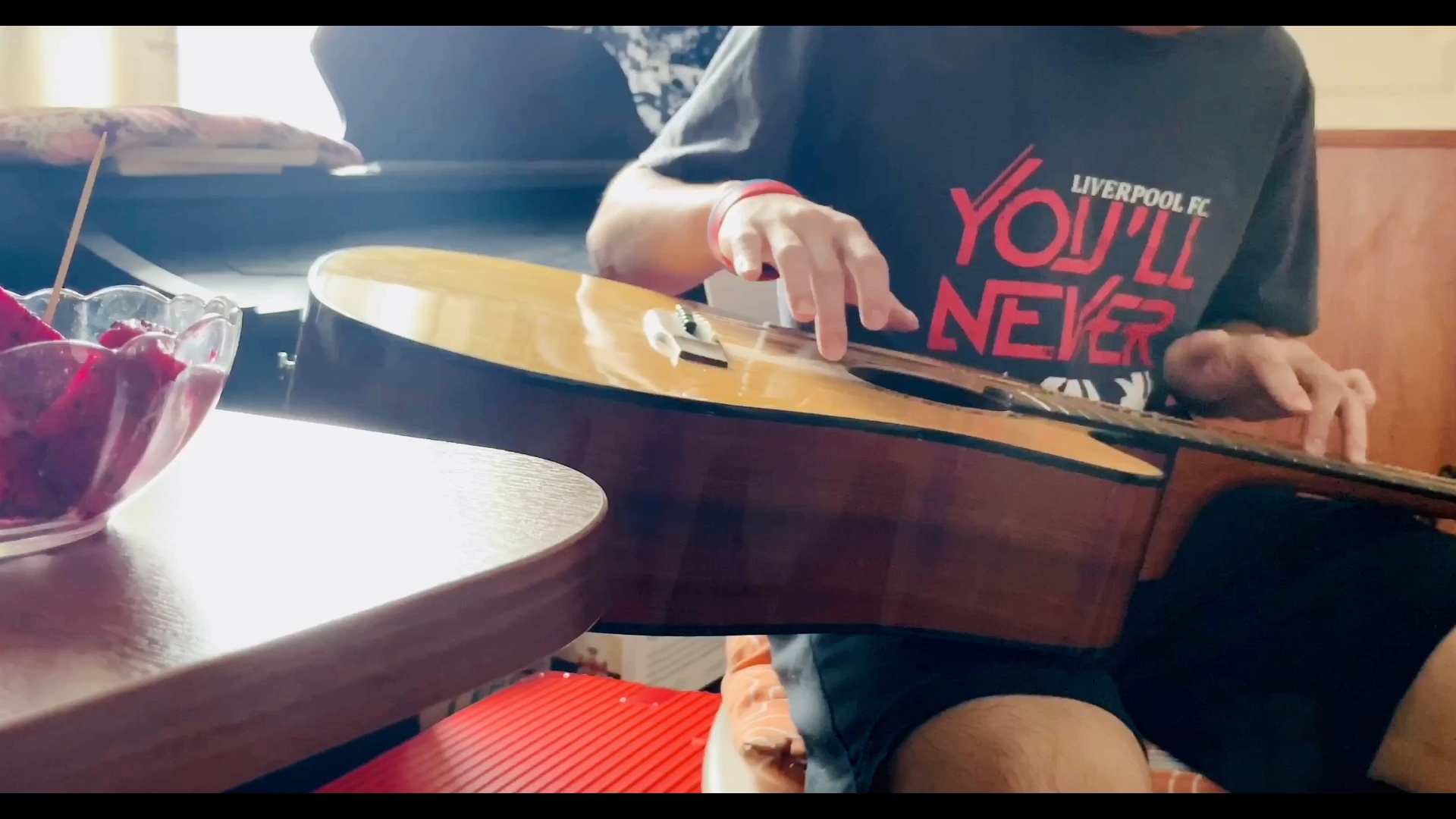 小伙竟用古琴指法横弹吉他!陈亮无题片段试奏