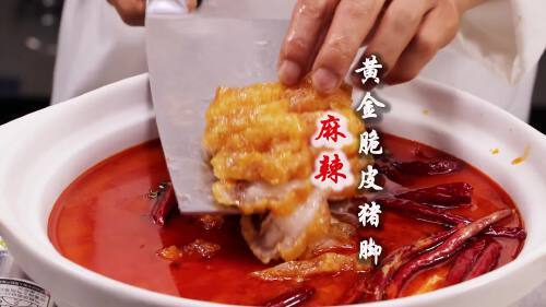 ...卖猪脚年赚几十万,天天排队爆满,大厨揭秘“麻辣脆皮猪脚”正宗做法...