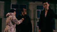 这个绑架犯简直丧心病狂,暴力殴打众人,连老人都不放过