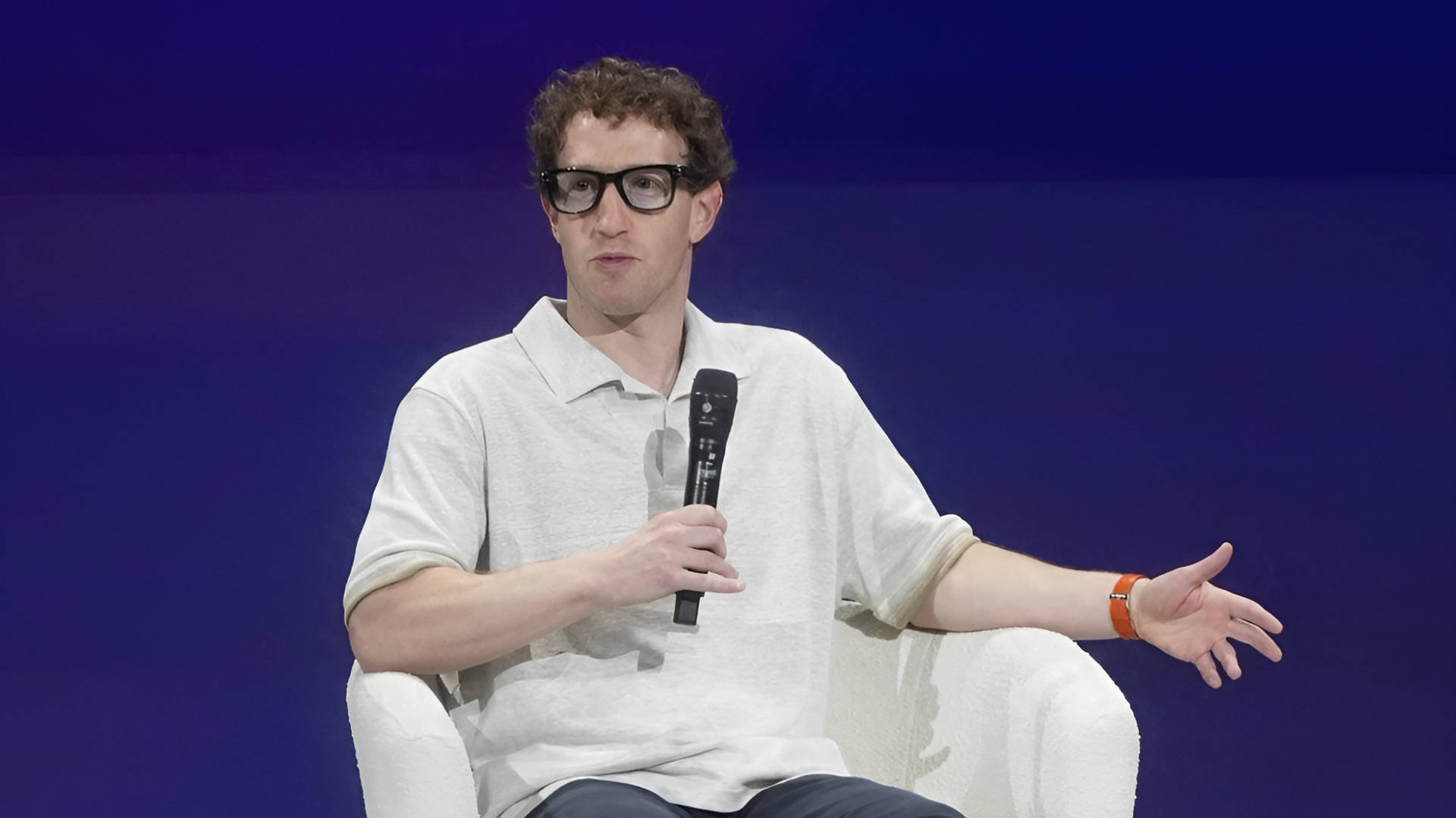 1亿美元"血拼"AI人才!扎克伯格被曝花数月整理"顶尖名单",查论文寻觅...