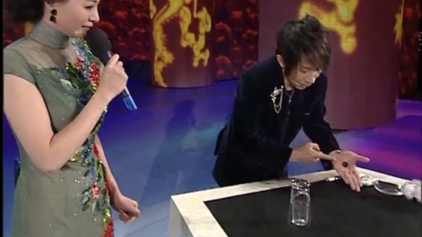春晚魔术刘谦表演硬币隔空穿透玻璃杯,原来如此简单!