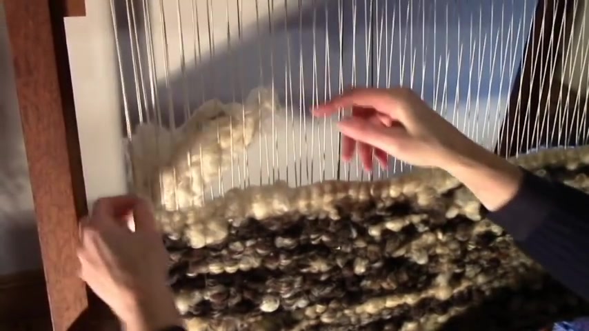 在织机上用生羊毛编织地毯
