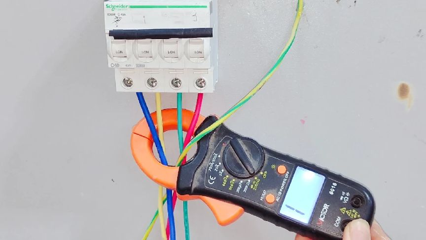 用电流表的钳头同时卡住火线和零线,测量的是什么电流?涨知识了