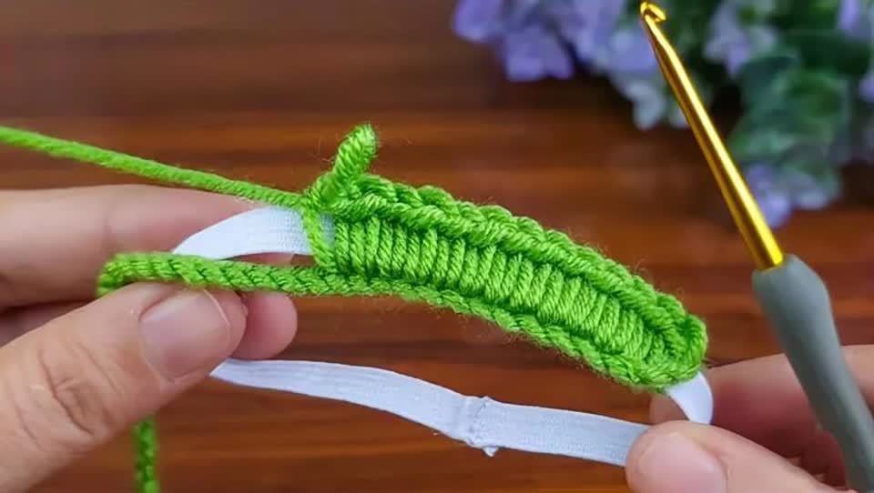 旧衣服上的松紧拆下来,用毛线简单编织下,萌宝戴上回头率贼高