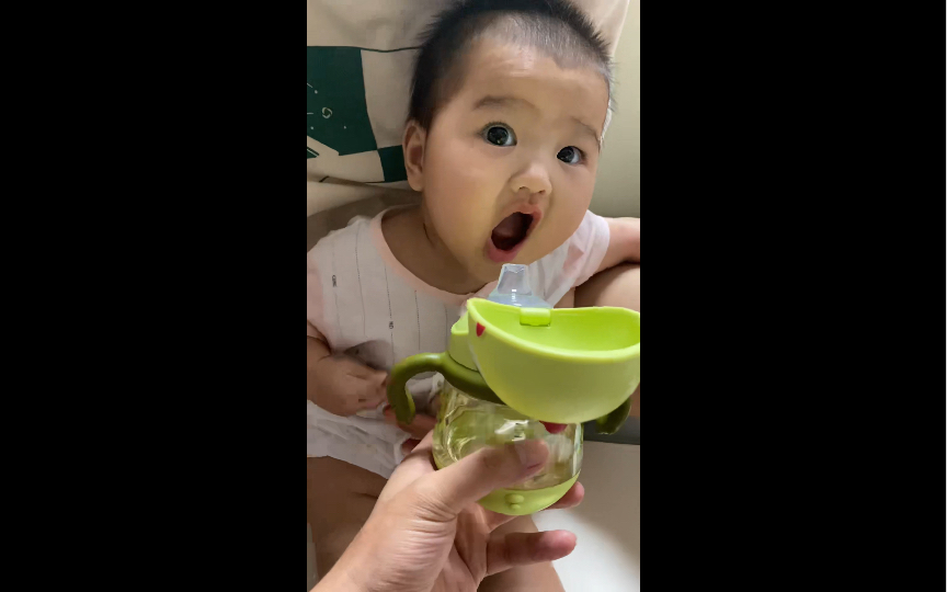 6月龄宝宝驯服鸭嘴杯视频