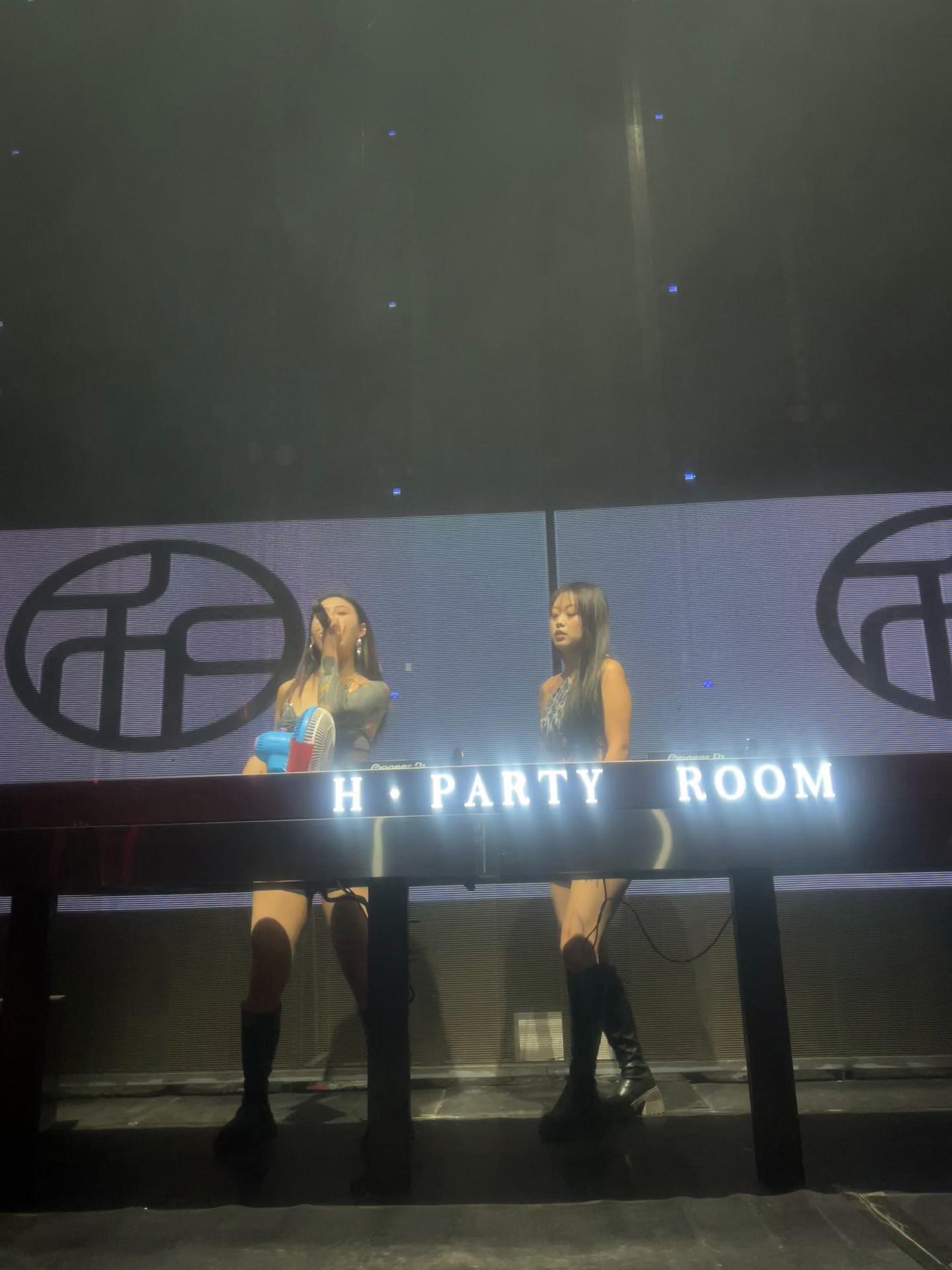 我们的口号是:把你喝高,让你风骚-我们的服务宗旨是:帅哥你不动,美女...