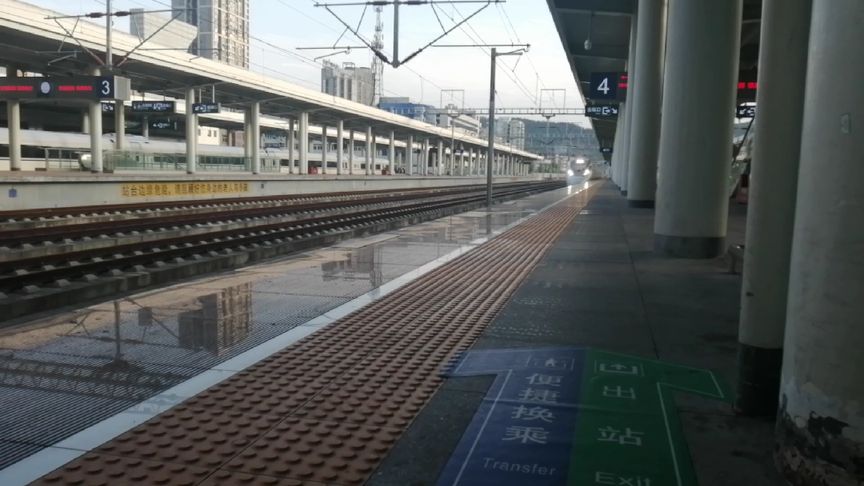 D1946(成都东-西安北)广元站四站台停车。成局成都东动车所出车