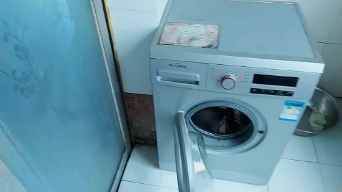 美的滚筒洗衣机排水不畅,发现右下角隐藏空间,轻松搞定烦恼!