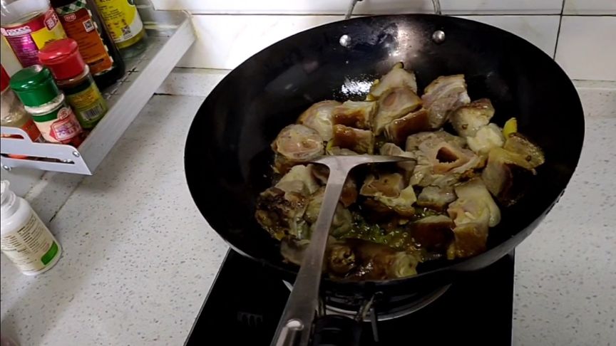 中午煮腊猪蹄,不会做饭,手忙脚乱太难了!