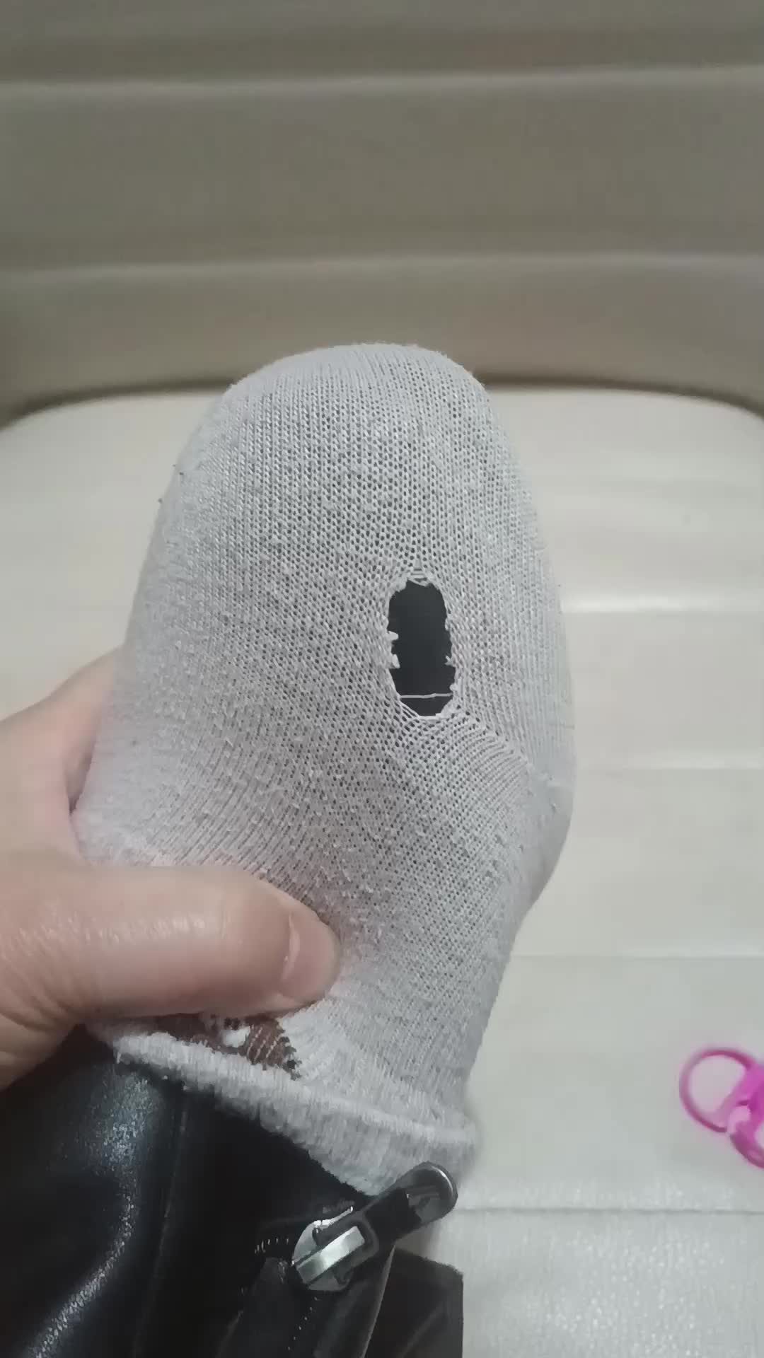 无痕隐形针法缝补,记得小时候袜子破了,衣服开线了,妈妈就是这样子...