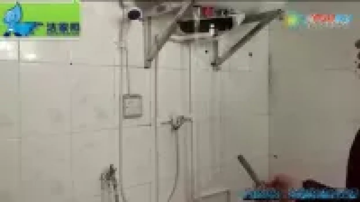 海尔电热水器如何清洗 电热水器售后师傅使用专业清洗设备现场清洗...