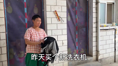家里洗衣机烘桶坏了,可可洗大件衣服太麻烦,妈妈买全自动洗衣机