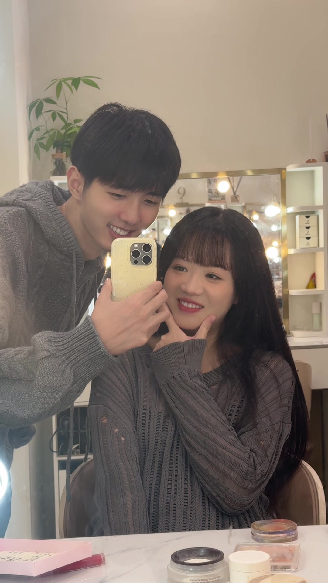 ...”一样“富得流油”吧～ߥ�哈哈哈哈!#我们俩 #镜头是爱意的具象化