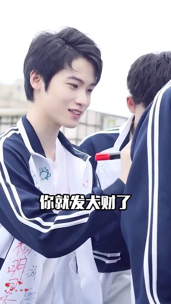 毕业那天同学们都好搞笑啊 笑着笑着就哭了