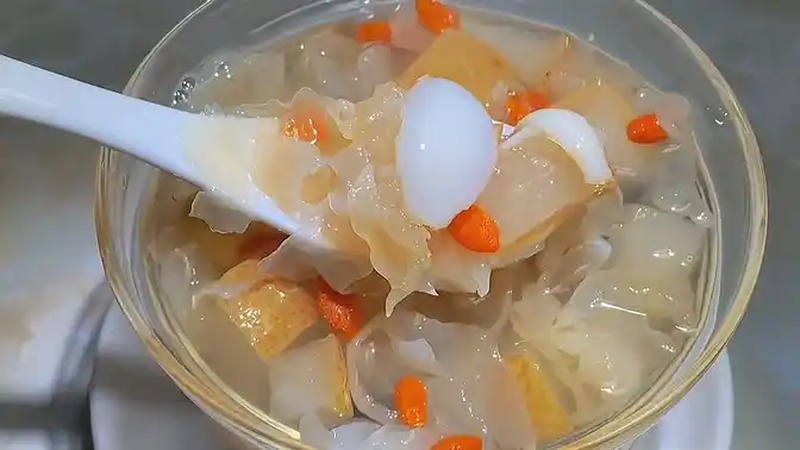 这个季节我常给家人熬小吊梨汤,香甜好喝暖暖的,太好吃啦