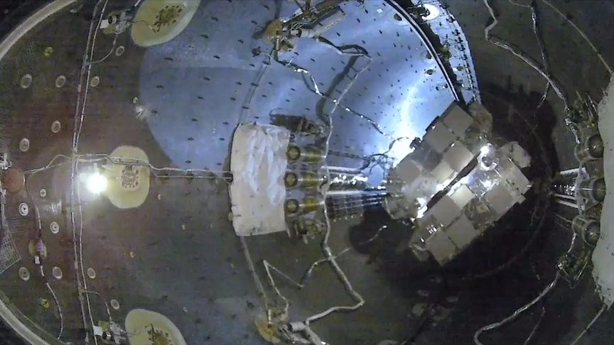 近距离看火箭整流罩分离过程 这拍摄视角史无前例