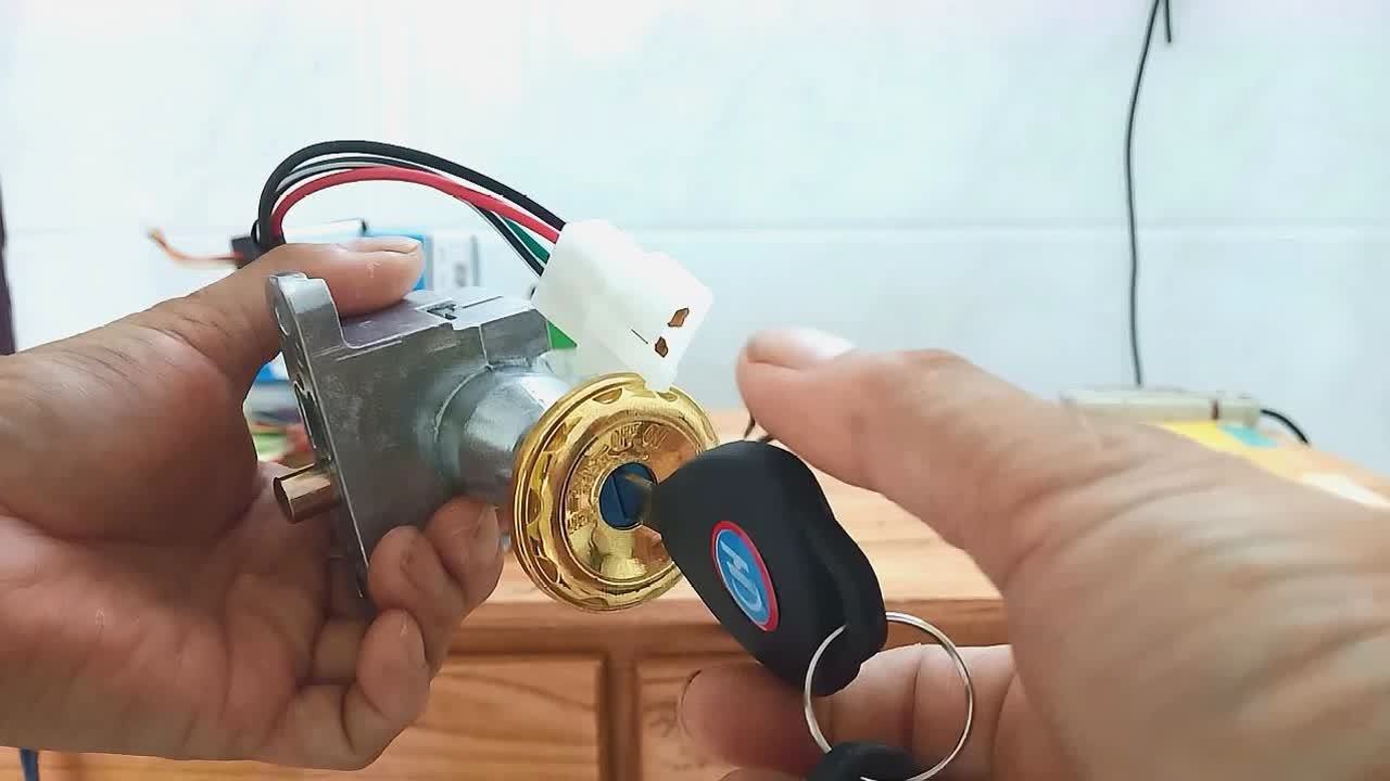 小小电动车的电门锁,具有锁车头开座盖,功能真不少