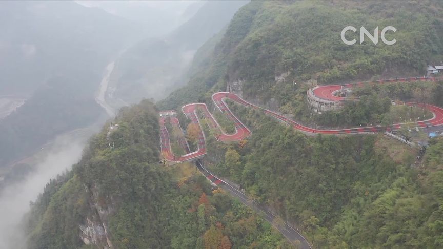 湖南吉首:云绕矮寨盘山路