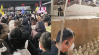 人从众!西安兵马俑博物馆只见人头不见俑 男子全程被挤着前进