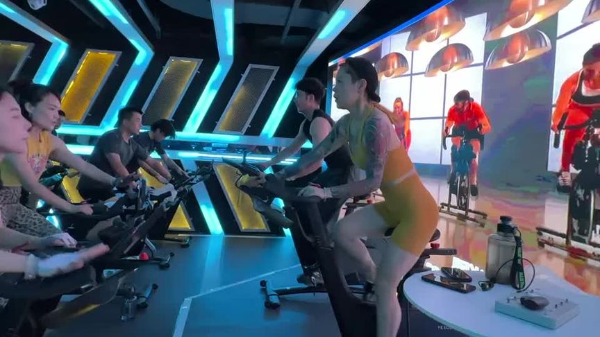 和跑步机不同 动感单车的有氧方式真的会让你非常非常的快乐