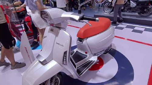 铁皮外壳配竖屏仪表!欧系踏板G350颠覆传统设计,亮点全解析