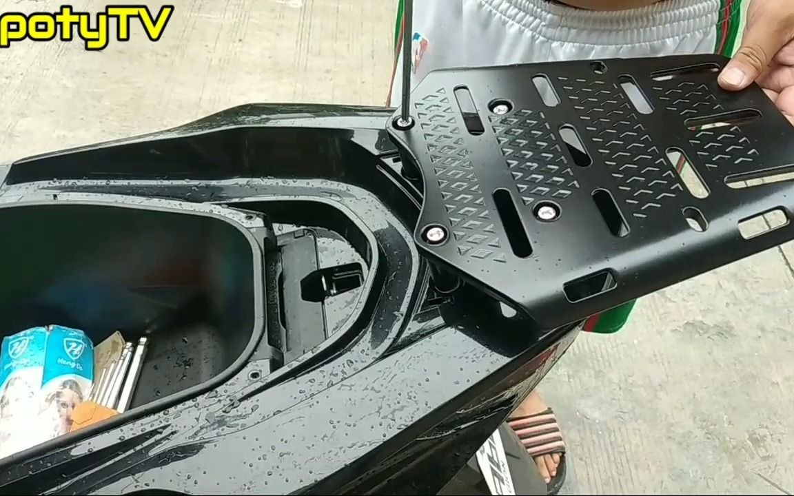 PCX160后尾箱的加装