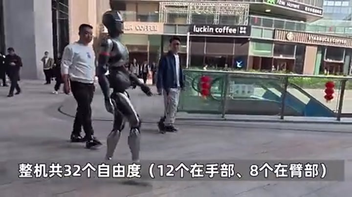 深圳人形机器人逛街爆火外网,运动能力超强堪比体育生,成本低于10万