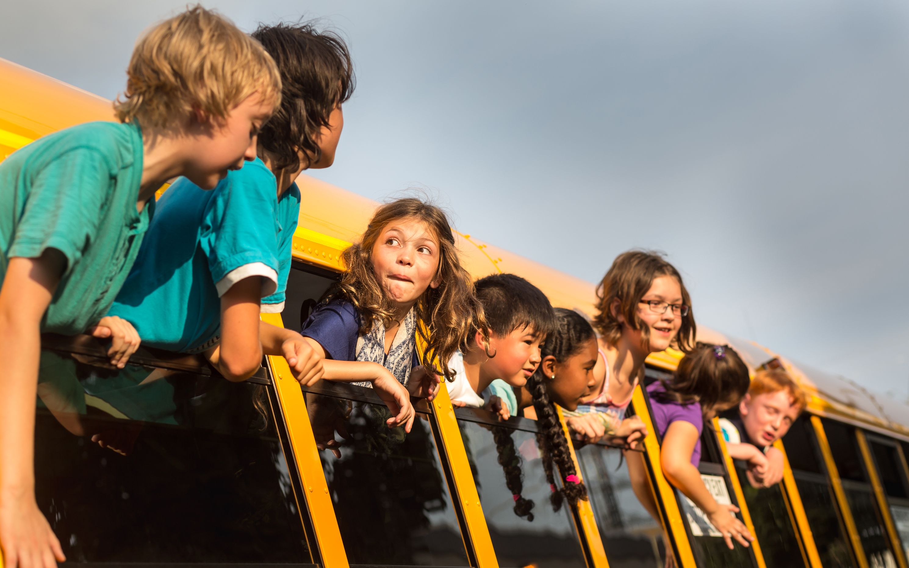 让孩子坐“钢铁牢笼”去上学,美国校车有猛?敢与火车相撞测试