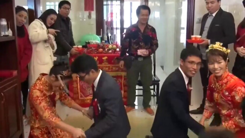 双胞胎兄弟同天结婚,长得一模一样,这以后住一起不能认错了吧