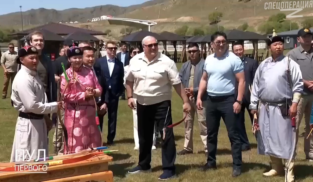 白俄罗斯总统卢卡申科访问蒙古并参与了射箭等民俗活动,与呼日勒...