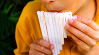 外国小男孩用吸管制作乐器，这样的乐器能吹响吗？